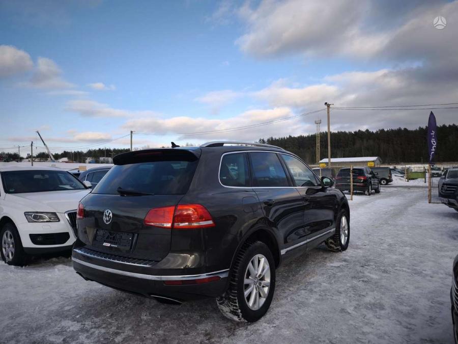 Brown Volkswagen Touareg 2015 in Vilnius, with an engine capacity of 3.00 L and mileage of 244 thousand km for 15450 €, photo 4 on AUTOMOTO.COM.LV