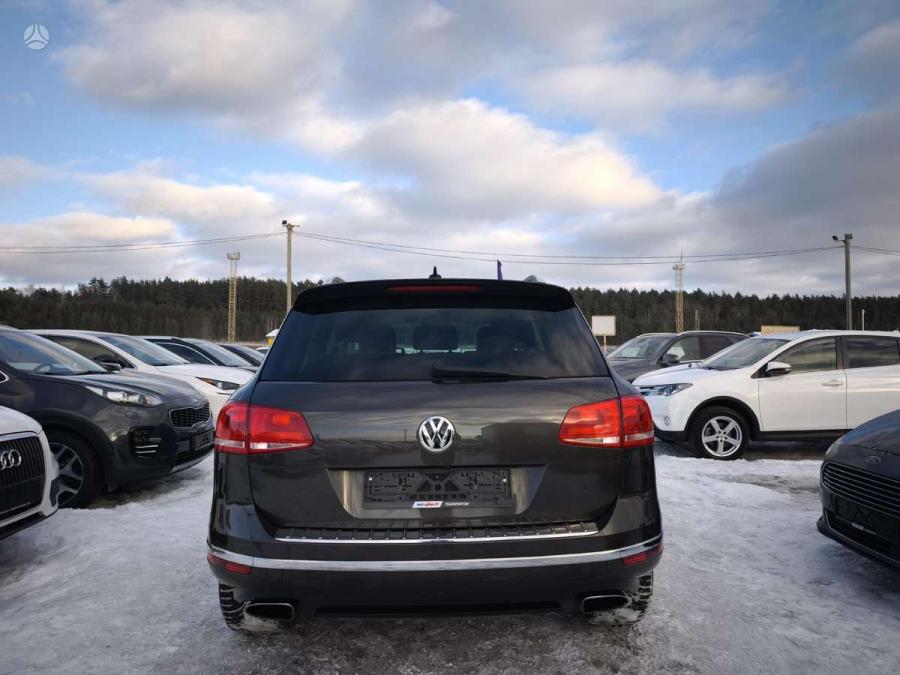 Brown Volkswagen Touareg 2015 in Vilnius, with an engine capacity of 3.00 L and mileage of 244 thousand km for 15450 €, photo 5 on AUTOMOTO.COM.LV