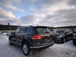 Brown Volkswagen Touareg 2015 in Vilnius, with an engine capacity of 3.00 L and mileage of 244 thousand km for 15450 €, photo 6 on AUTOMOTO.COM.LV
