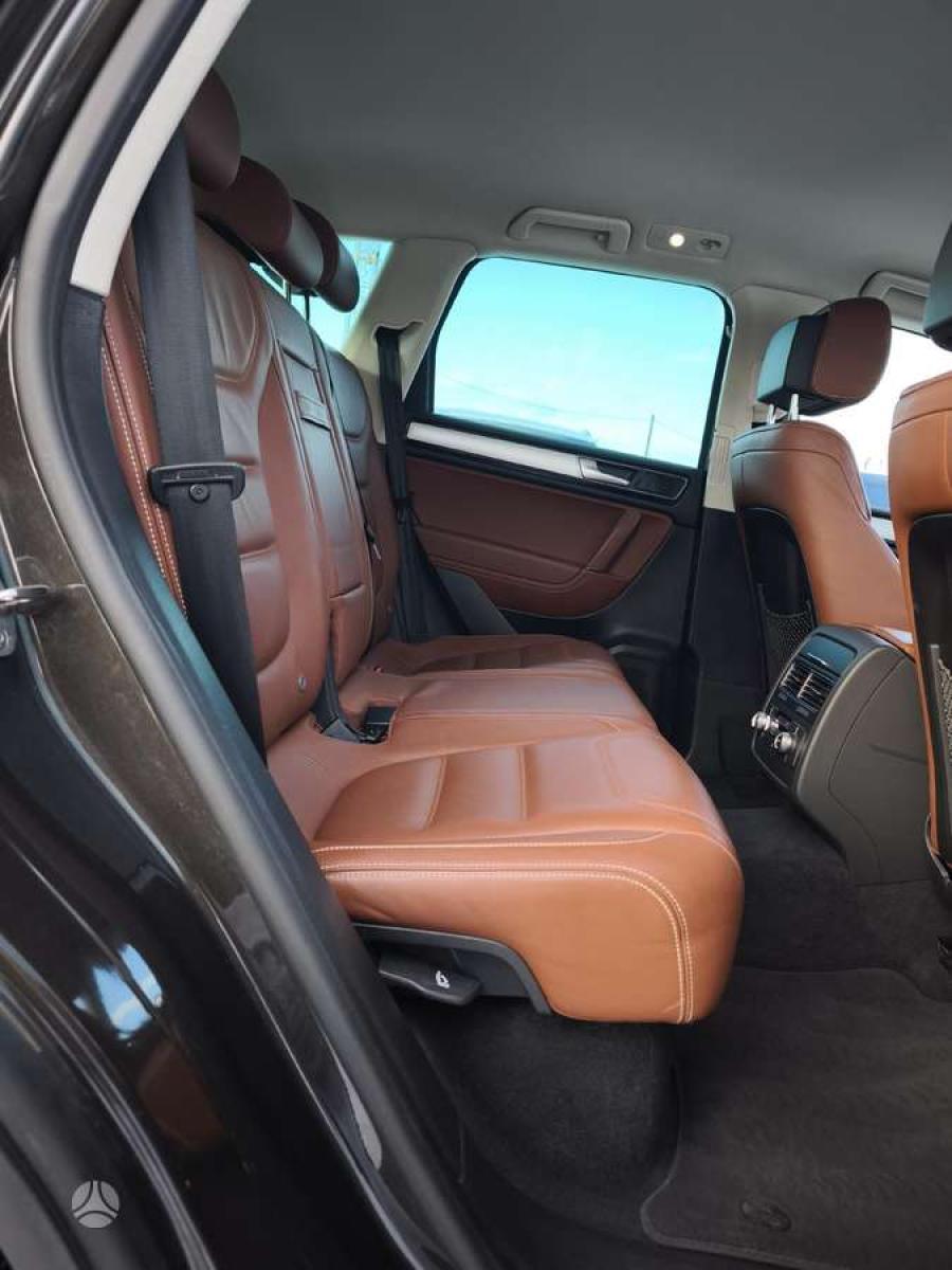 Brown Volkswagen Touareg 2015 in Vilnius, with an engine capacity of 3.00 L and mileage of 244 thousand km for 15450 €, photo 8 on AUTOMOTO.COM.LV
