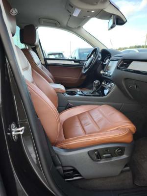 Brown Volkswagen Touareg 2015 in Vilnius, with an engine capacity of 3.00 L and mileage of 244 thousand km for 15450 €, photo 11 on AUTOMOTO.COM.LV