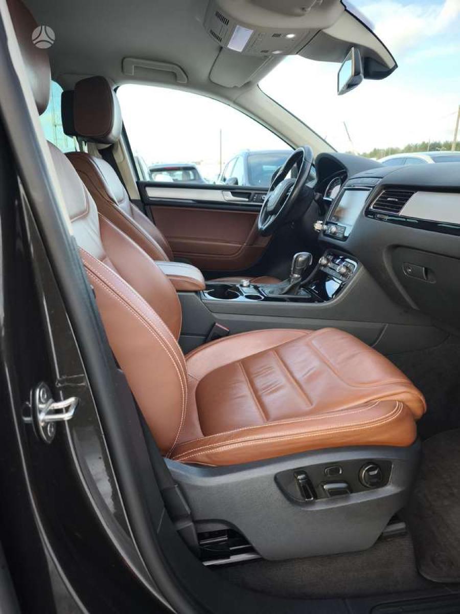 Brown Volkswagen Touareg 2015 in Vilnius, with an engine capacity of 3.00 L and mileage of 244 thousand km for 15450 €, photo 11 on AUTOMOTO.COM.LV