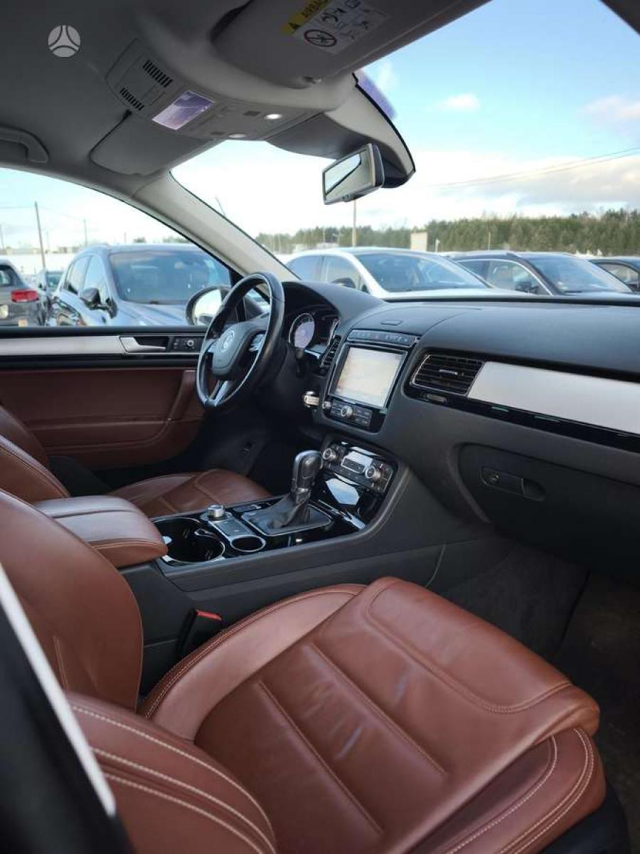 Brown Volkswagen Touareg 2015 in Vilnius, with an engine capacity of 3.00 L and mileage of 244 thousand km for 15450 €, photo 12 on AUTOMOTO.COM.LV