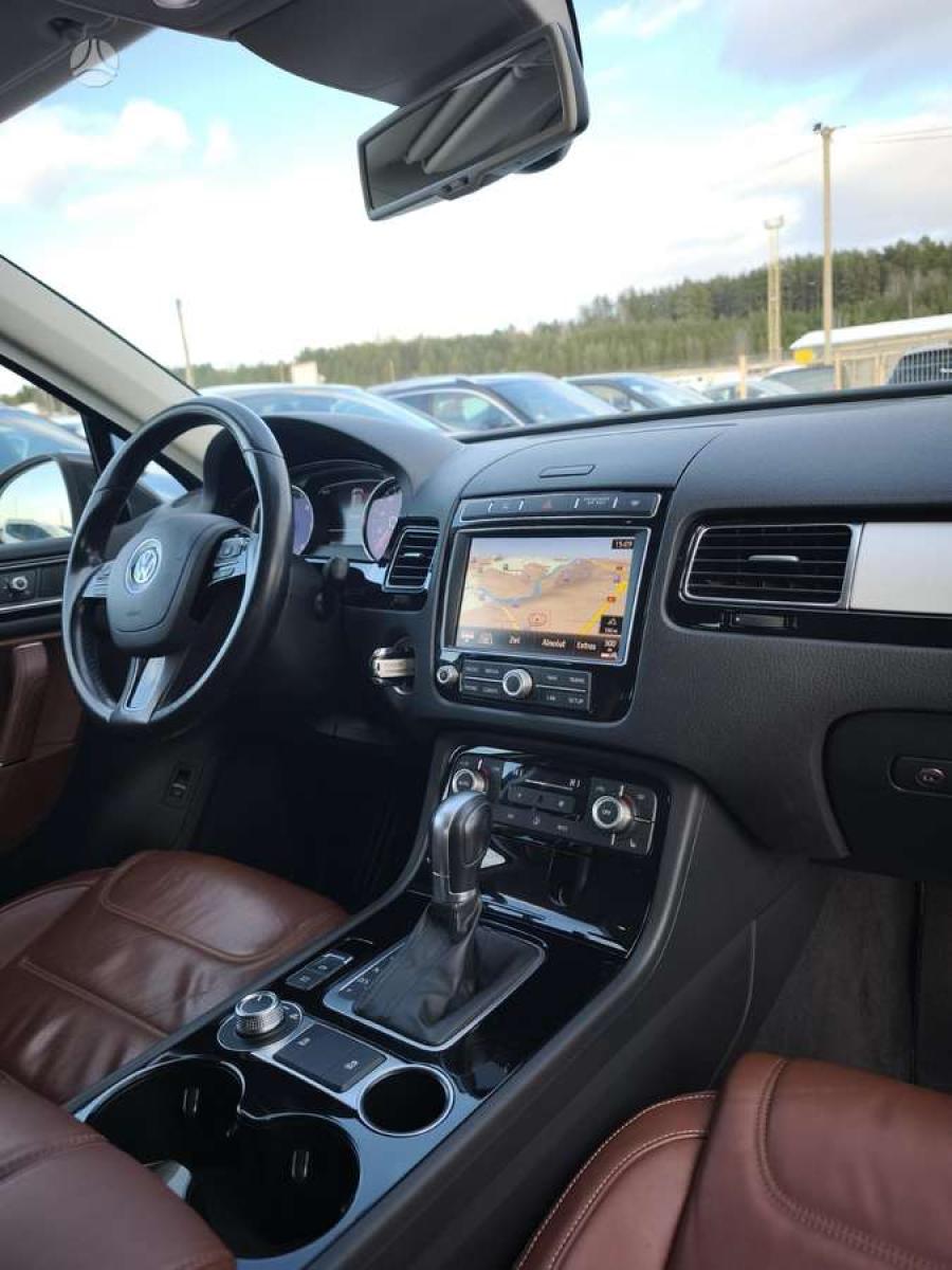 Brown Volkswagen Touareg 2015 in Vilnius, with an engine capacity of 3.00 L and mileage of 244 thousand km for 15450 €, photo 13 on AUTOMOTO.COM.LV