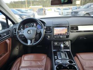 Brown Volkswagen Touareg 2015 in Vilnius, with an engine capacity of 3.00 L and mileage of 244 thousand km for 15450 €, photo 15 on AUTOMOTO.COM.LV
