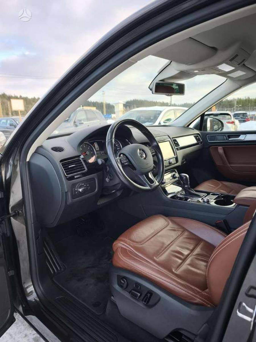 Brown Volkswagen Touareg 2015 in Vilnius, with an engine capacity of 3.00 L and mileage of 244 thousand km for 15450 €, photo 17 on AUTOMOTO.COM.LV