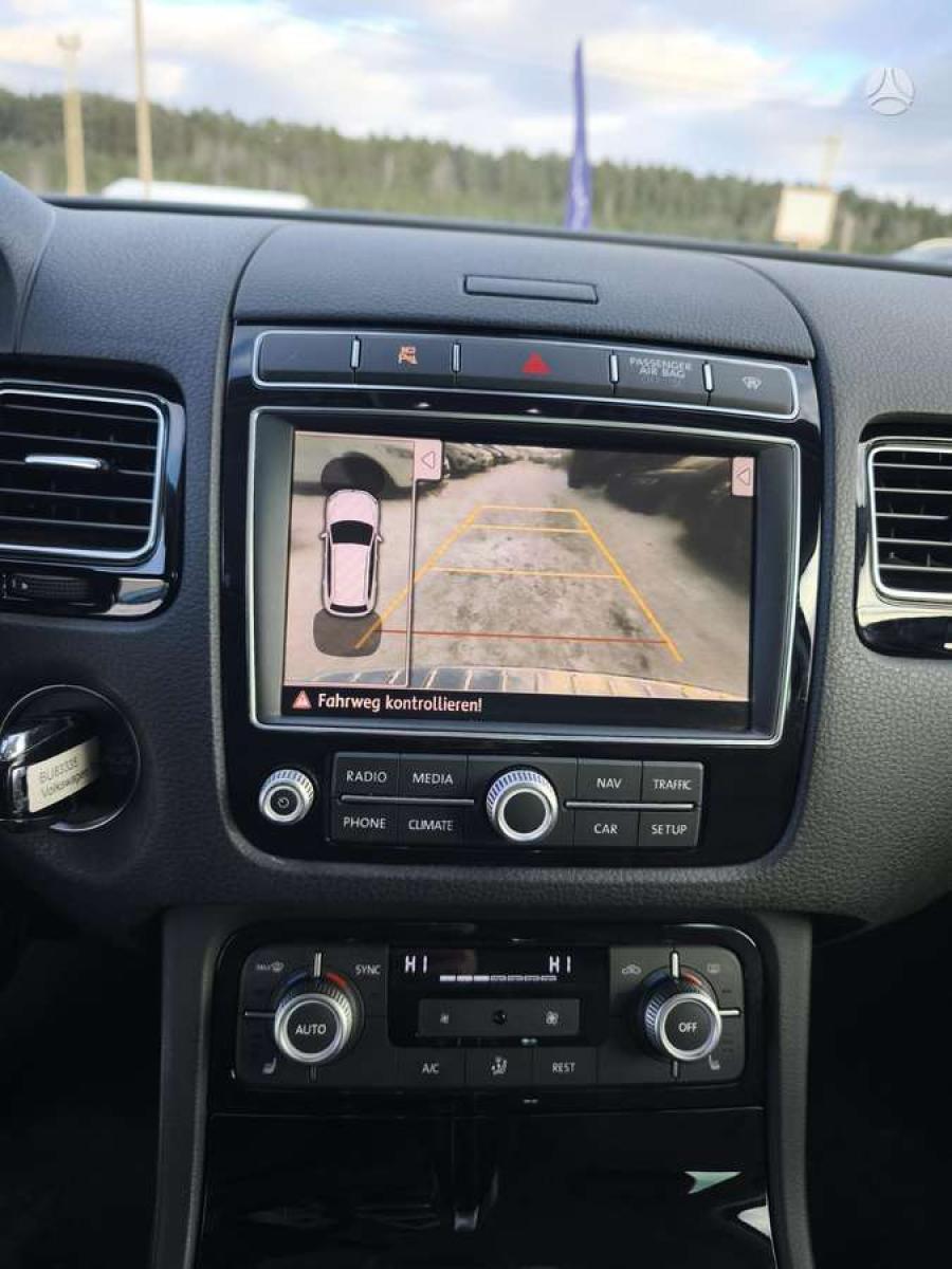 Brown Volkswagen Touareg 2015 in Vilnius, with an engine capacity of 3.00 L and mileage of 244 thousand km for 15450 €, photo 25 on AUTOMOTO.COM.LV