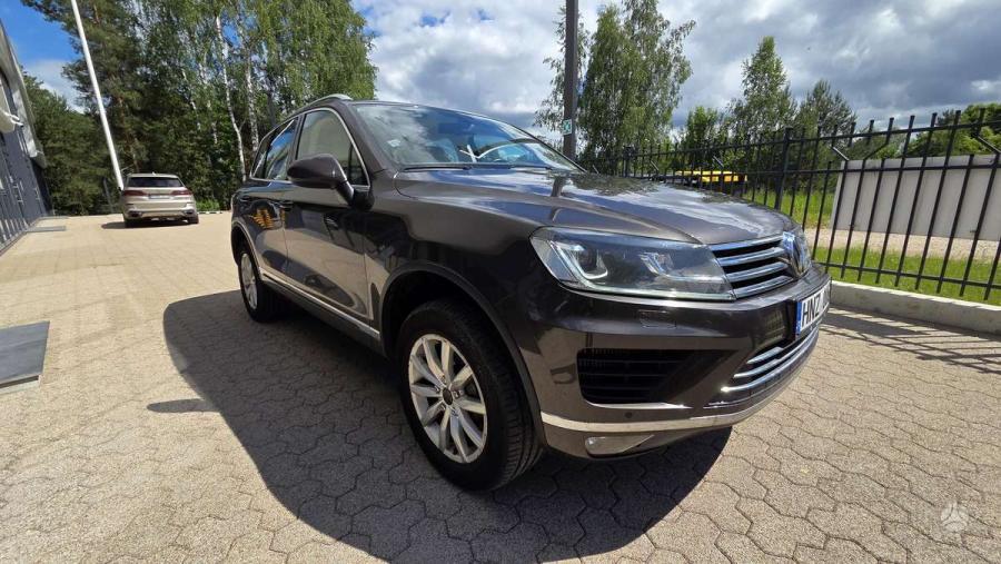 Brown Volkswagen Touareg 2015 in Vilnius, with an engine capacity of 2.97 L and mileage of 171 thousand km for 17000 €, photo 3 on AUTOMOTO.COM.LV