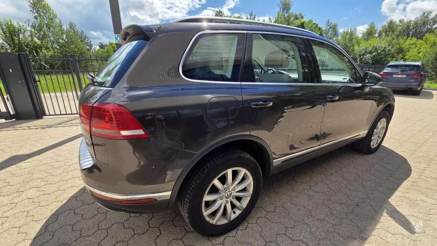 Brown Volkswagen Touareg 2015 in Vilnius, with an engine capacity of 2.97 L and mileage of 171 thousand km for 17000 €, photo 4 on AUTOMOTO.COM.LV