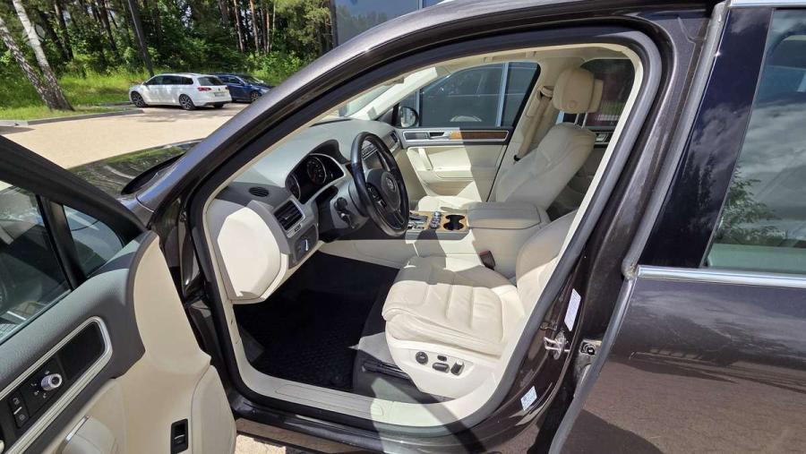 Brown Volkswagen Touareg 2015 in Vilnius, with an engine capacity of 2.97 L and mileage of 171 thousand km for 17000 €, photo 9 on AUTOMOTO.COM.LV