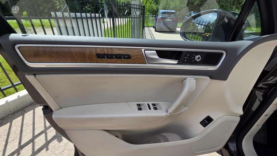Brown Volkswagen Touareg 2015 in Vilnius, with an engine capacity of 2.97 L and mileage of 171 thousand km for 17000 €, photo 11 on AUTOMOTO.COM.LV