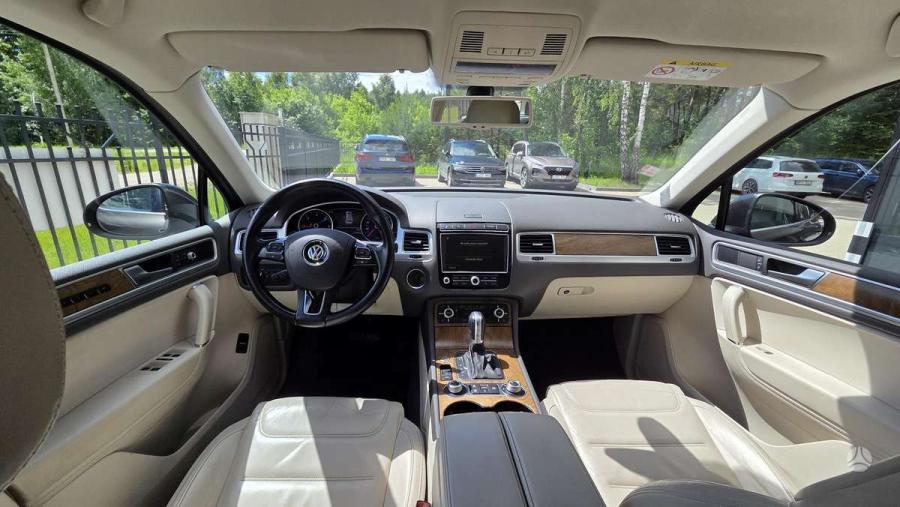Brown Volkswagen Touareg 2015 in Vilnius, with an engine capacity of 2.97 L and mileage of 171 thousand km for 17000 €, photo 12 on AUTOMOTO.COM.LV