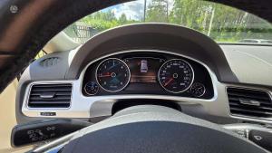 Brown Volkswagen Touareg 2015 in Vilnius, with an engine capacity of 2.97 L and mileage of 171 thousand km for 17000 €, photo 13 on AUTOMOTO.COM.LV