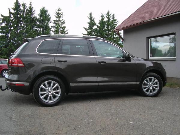 Brown Volkswagen Touareg 2015 in Sigulda, with an engine capacity of 3.00 L and mileage of 260 thousand km for 17350 €, photo 3 on AUTOMOTO.COM.LV