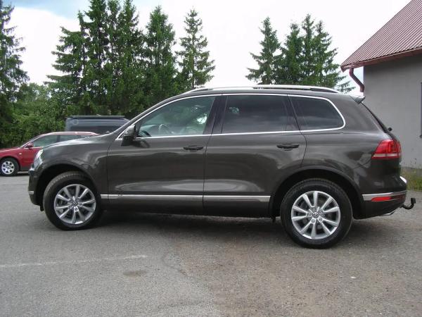 Brown Volkswagen Touareg 2015 in Sigulda, with an engine capacity of 3.00 L and mileage of 260 thousand km for 17350 €, photo 4 on AUTOMOTO.COM.LV