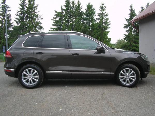 Brown Volkswagen Touareg 2015 in Sigulda, with an engine capacity of 3.00 L and mileage of 260 thousand km for 17350 €, photo 8 on AUTOMOTO.COM.LV
