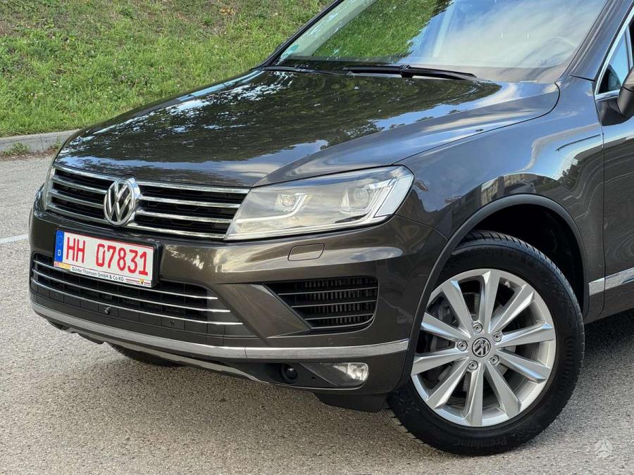 Brown Volkswagen Touareg 2015 in Jonava, with an engine capacity of 3.00 L and mileage of 275 thousand km for 15999 €, photo 5 on AUTOMOTO.COM.LV
