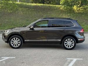 Brown Volkswagen Touareg 2015 in Jonava, with an engine capacity of 3.00 L and mileage of 275 thousand km for 15999 €, photo 6 on AUTOMOTO.COM.LV