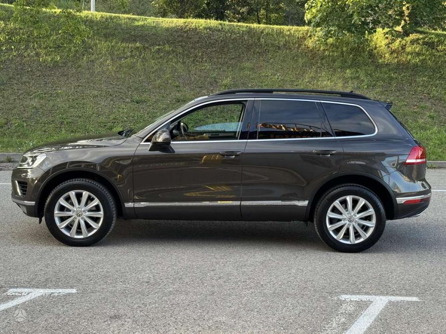 Brown Volkswagen Touareg 2015 in Jonava, with an engine capacity of 3.00 L and mileage of 275 thousand km for 15999 €, photo 6 on AUTOMOTO.COM.LV