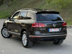 Brown Volkswagen Touareg 2015 in Jonava, with an engine capacity of 3.00 L and mileage of 275 thousand km for 15999 €, photo 7 on AUTOMOTO.COM.LV
