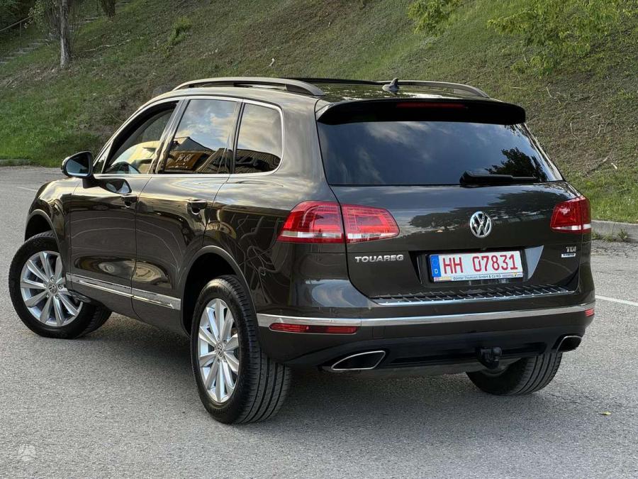 Brown Volkswagen Touareg 2015 in Jonava, with an engine capacity of 3.00 L and mileage of 275 thousand km for 15999 €, photo 7 on AUTOMOTO.COM.LV