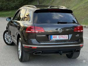 Brown Volkswagen Touareg 2015 in Jonava, with an engine capacity of 3.00 L and mileage of 275 thousand km for 15999 €, photo 8 on AUTOMOTO.COM.LV