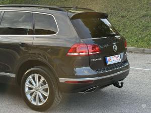Brown Volkswagen Touareg 2015 in Jonava, with an engine capacity of 3.00 L and mileage of 275 thousand km for 15999 €, photo 9 on AUTOMOTO.COM.LV