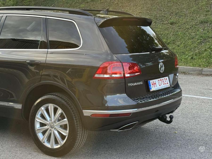 Brown Volkswagen Touareg 2015 in Jonava, with an engine capacity of 3.00 L and mileage of 275 thousand km for 15999 €, photo 9 on AUTOMOTO.COM.LV