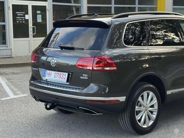 Brown Volkswagen Touareg 2015 in Jonava, with an engine capacity of 3.00 L and mileage of 275 thousand km for 15999 €, photo 11 on AUTOMOTO.COM.LV