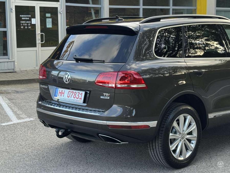 Brown Volkswagen Touareg 2015 in Jonava, with an engine capacity of 3.00 L and mileage of 275 thousand km for 15999 €, photo 11 on AUTOMOTO.COM.LV