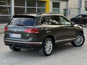 Brown Volkswagen Touareg 2015 in Jonava, with an engine capacity of 3.00 L and mileage of 275 thousand km for 15999 €, photo 12 on AUTOMOTO.COM.LV