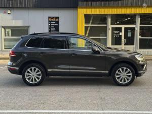 Brown Volkswagen Touareg 2015 in Jonava, with an engine capacity of 3.00 L and mileage of 275 thousand km for 15999 €, photo 13 on AUTOMOTO.COM.LV