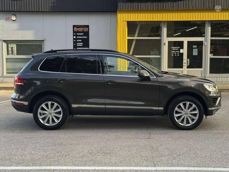 Brown Volkswagen Touareg 2015 in Jonava, with an engine capacity of 3.00 L and mileage of 275 thousand km for 15999 €, photo 13 on AUTOMOTO.COM.LV