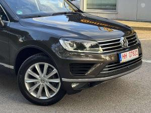 Brown Volkswagen Touareg 2015 in Jonava, with an engine capacity of 3.00 L and mileage of 275 thousand km for 15999 €, photo 18 on AUTOMOTO.COM.LV