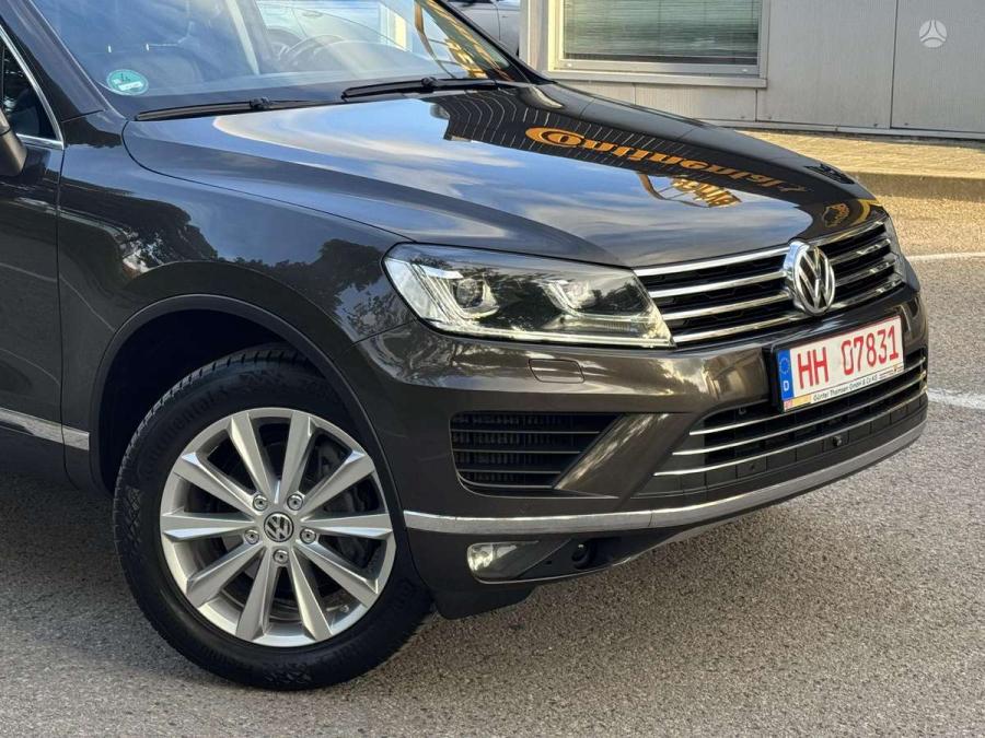 Brown Volkswagen Touareg 2015 in Jonava, with an engine capacity of 3.00 L and mileage of 275 thousand km for 15999 €, photo 18 on AUTOMOTO.COM.LV