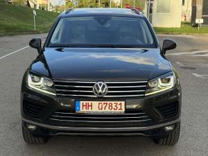 Brown Volkswagen Touareg 2015 in Jonava, with an engine capacity of 3.00 L and mileage of 275 thousand km for 15999 €, photo 19 on AUTOMOTO.COM.LV