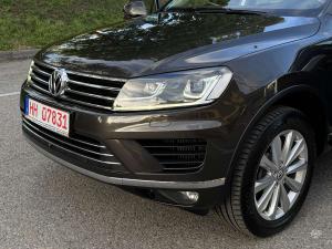 Brown Volkswagen Touareg 2015 in Jonava, with an engine capacity of 3.00 L and mileage of 275 thousand km for 15999 €, photo 22 on AUTOMOTO.COM.LV