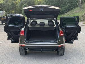 Brown Volkswagen Touareg 2015 in Jonava, with an engine capacity of 3.00 L and mileage of 275 thousand km for 15999 €, photo 23 on AUTOMOTO.COM.LV