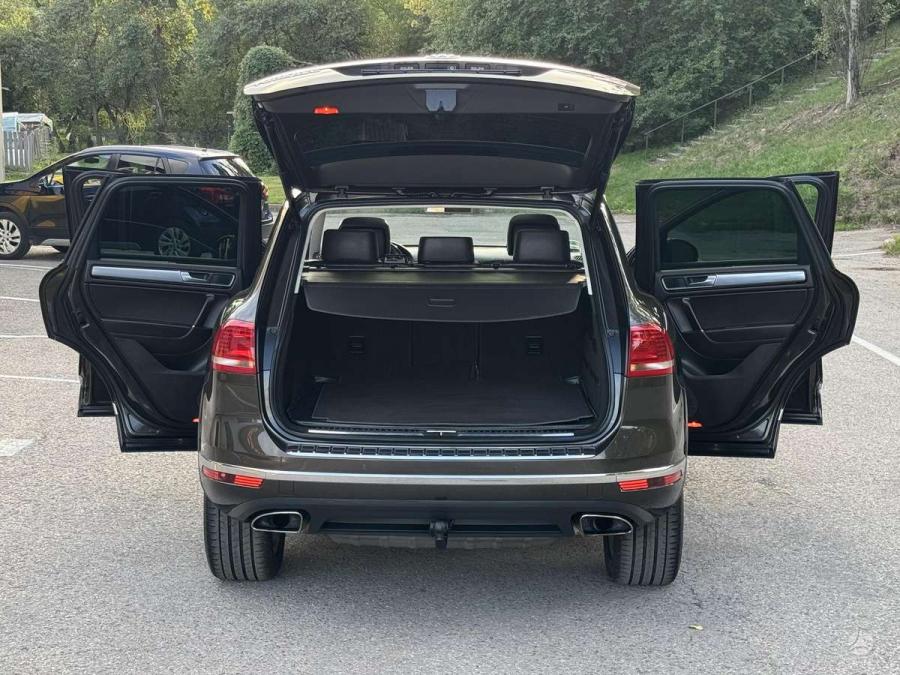 Brown Volkswagen Touareg 2015 in Jonava, with an engine capacity of 3.00 L and mileage of 275 thousand km for 15999 €, photo 23 on AUTOMOTO.COM.LV