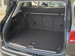 Brown Volkswagen Touareg 2015 in Jonava, with an engine capacity of 3.00 L and mileage of 275 thousand km for 15999 €, photo 24 on AUTOMOTO.COM.LV