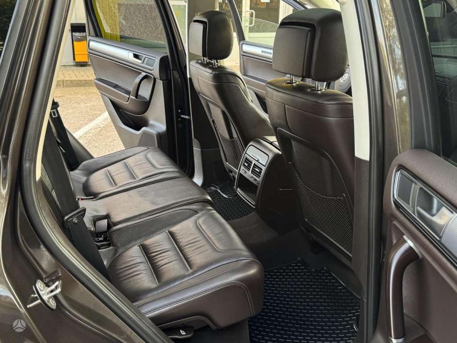 Brown Volkswagen Touareg 2015 in Jonava, with an engine capacity of 3.00 L and mileage of 275 thousand km for 15999 €, photo 25 on AUTOMOTO.COM.LV