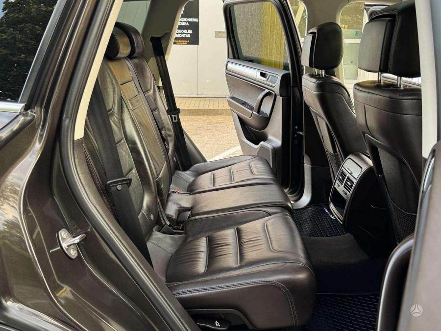 Brown Volkswagen Touareg 2015 in Jonava, with an engine capacity of 3.00 L and mileage of 275 thousand km for 15999 €, photo 26 on AUTOMOTO.COM.LV