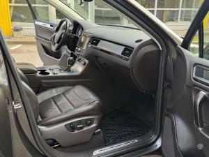 Brown Volkswagen Touareg 2015 in Jonava, with an engine capacity of 3.00 L and mileage of 275 thousand km for 15999 €, photo 27 on AUTOMOTO.COM.LV