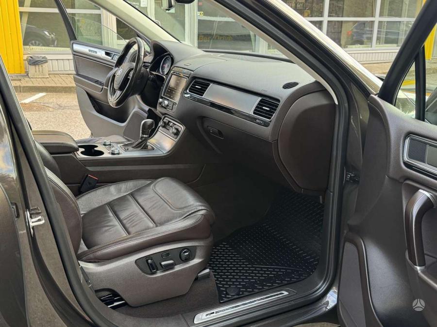 Brown Volkswagen Touareg 2015 in Jonava, with an engine capacity of 3.00 L and mileage of 275 thousand km for 15999 €, photo 27 on AUTOMOTO.COM.LV