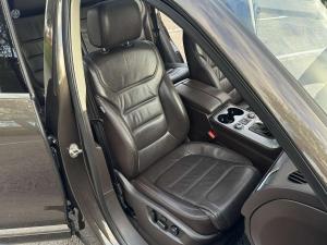 Brown Volkswagen Touareg 2015 in Jonava, with an engine capacity of 3.00 L and mileage of 275 thousand km for 15999 €, photo 29 on AUTOMOTO.COM.LV