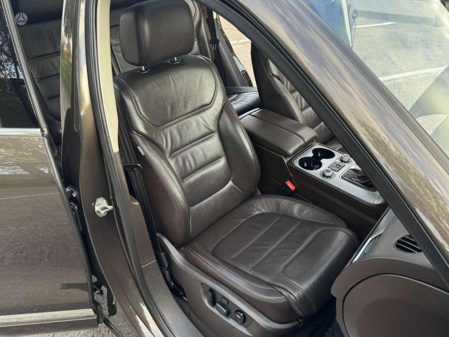Brown Volkswagen Touareg 2015 in Jonava, with an engine capacity of 3.00 L and mileage of 275 thousand km for 15999 €, photo 29 on AUTOMOTO.COM.LV