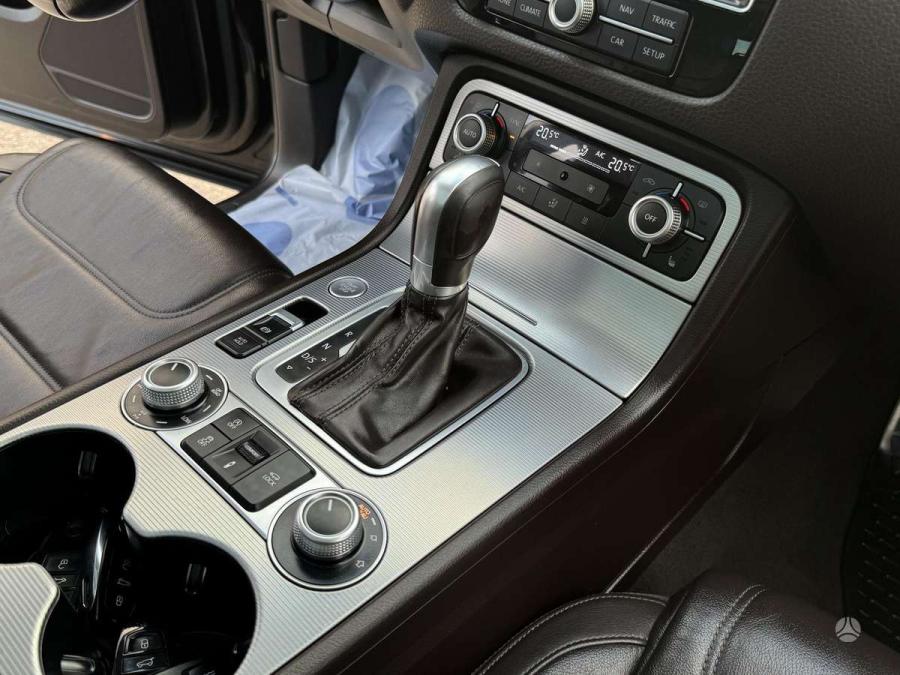 Brown Volkswagen Touareg 2015 in Jonava, with an engine capacity of 3.00 L and mileage of 275 thousand km for 15999 €, photo 30 on AUTOMOTO.COM.LV