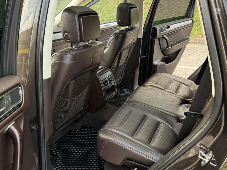 Brown Volkswagen Touareg 2015 in Jonava, with an engine capacity of 3.00 L and mileage of 275 thousand km for 15999 €, photo 32 on AUTOMOTO.COM.LV