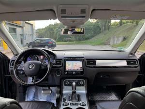 Brown Volkswagen Touareg 2015 in Jonava, with an engine capacity of 3.00 L and mileage of 275 thousand km for 15999 €, photo 33 on AUTOMOTO.COM.LV