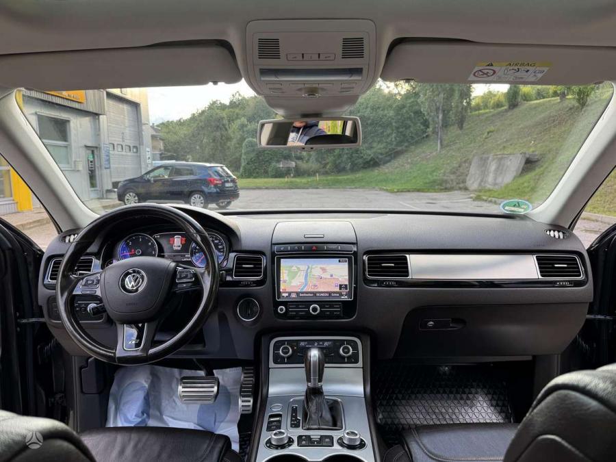 Brown Volkswagen Touareg 2015 in Jonava, with an engine capacity of 3.00 L and mileage of 275 thousand km for 15999 €, photo 33 on AUTOMOTO.COM.LV